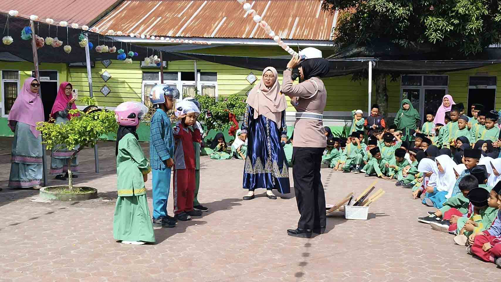 Polisi Sahabat Anak: Sosialisasi Rambu Lalu Lintas di MIN 2 Bener ...